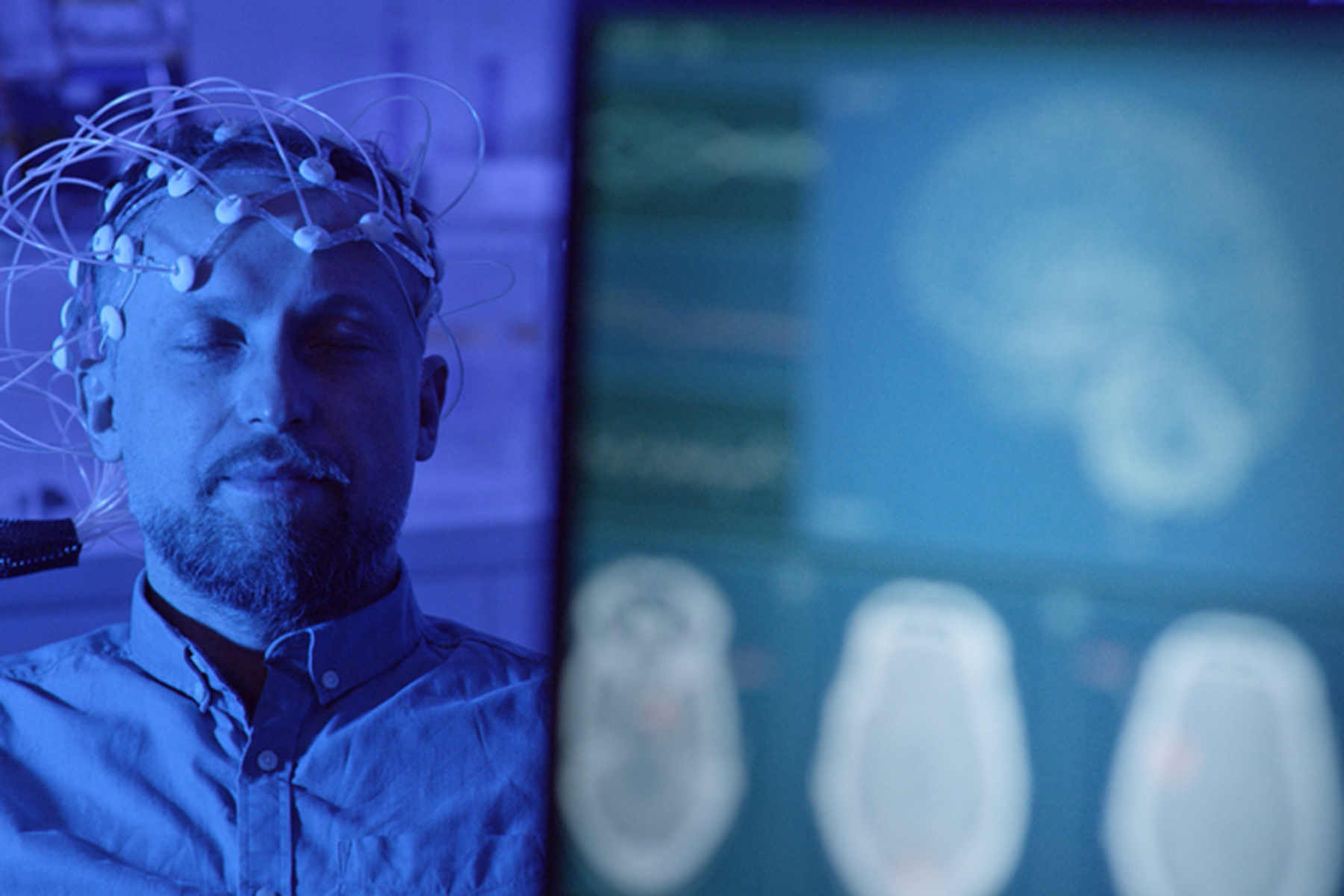 Вчені заявили, що хакери зможуть зламувати людські думки у майбутньому ...