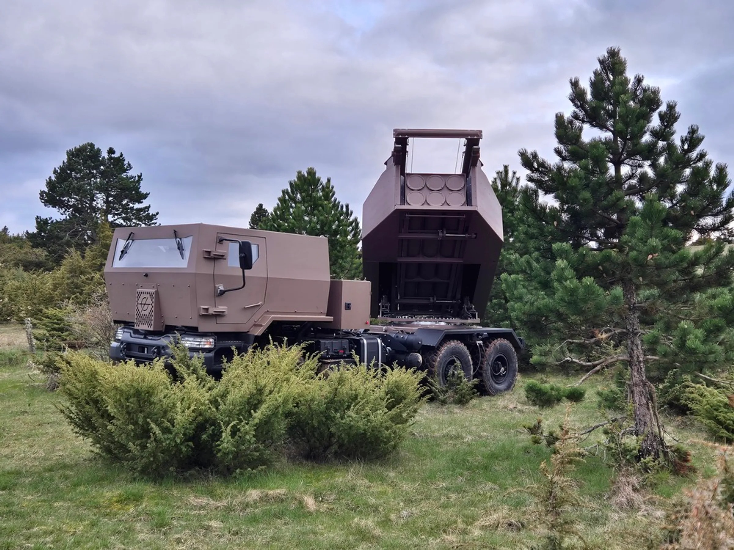 Французькі розробники створять вітчизняний аналог реактивної системи залпового вогню HIMARS ...
