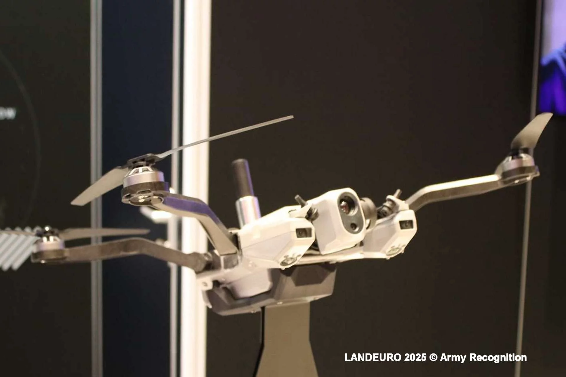 Американські розробники представили розвідувальний дрон Black Widow для ...