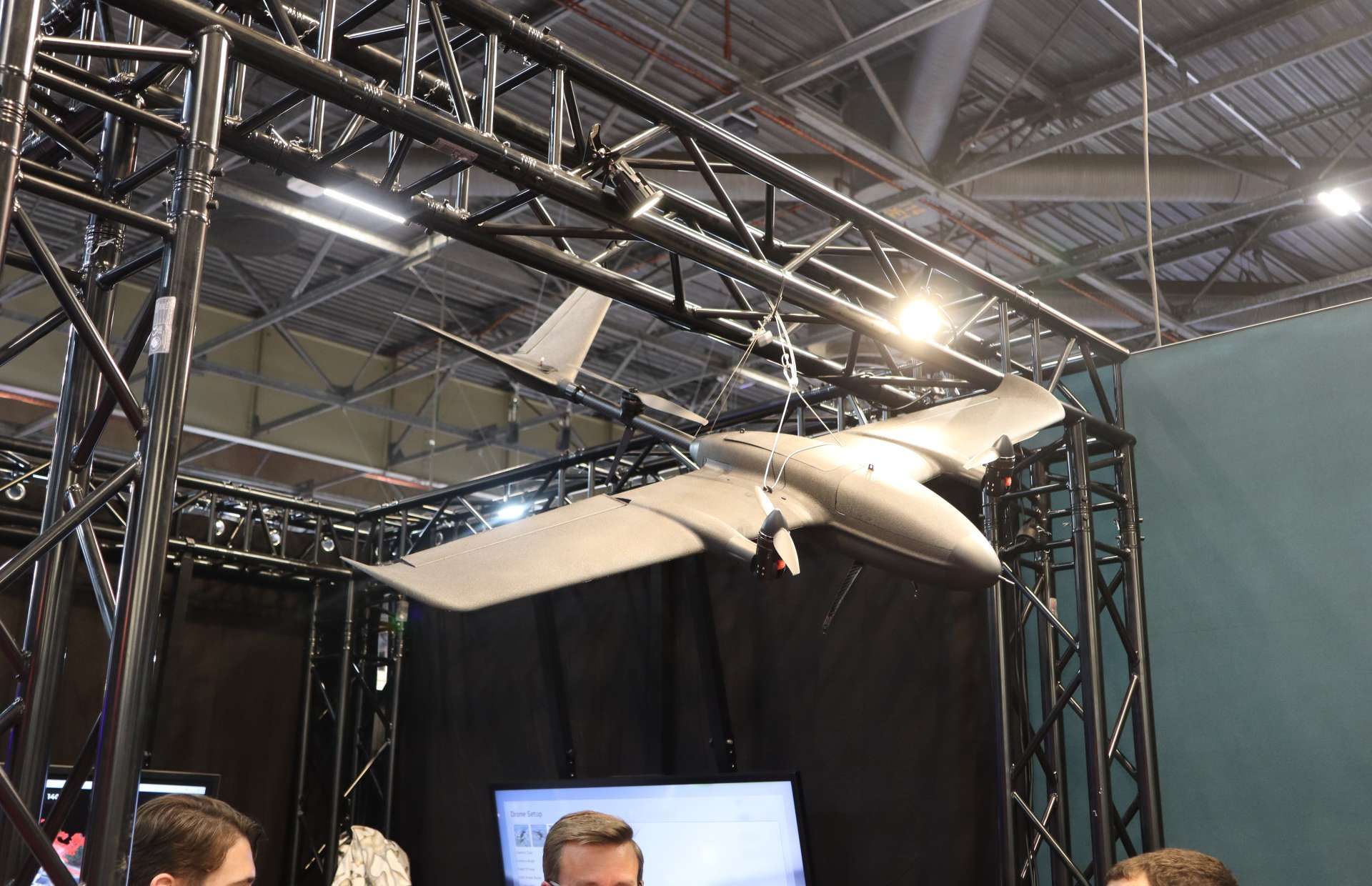 Німецькі розробники представили новітній розвідувальний дрон Milan-17. Читайте на UKR.NET