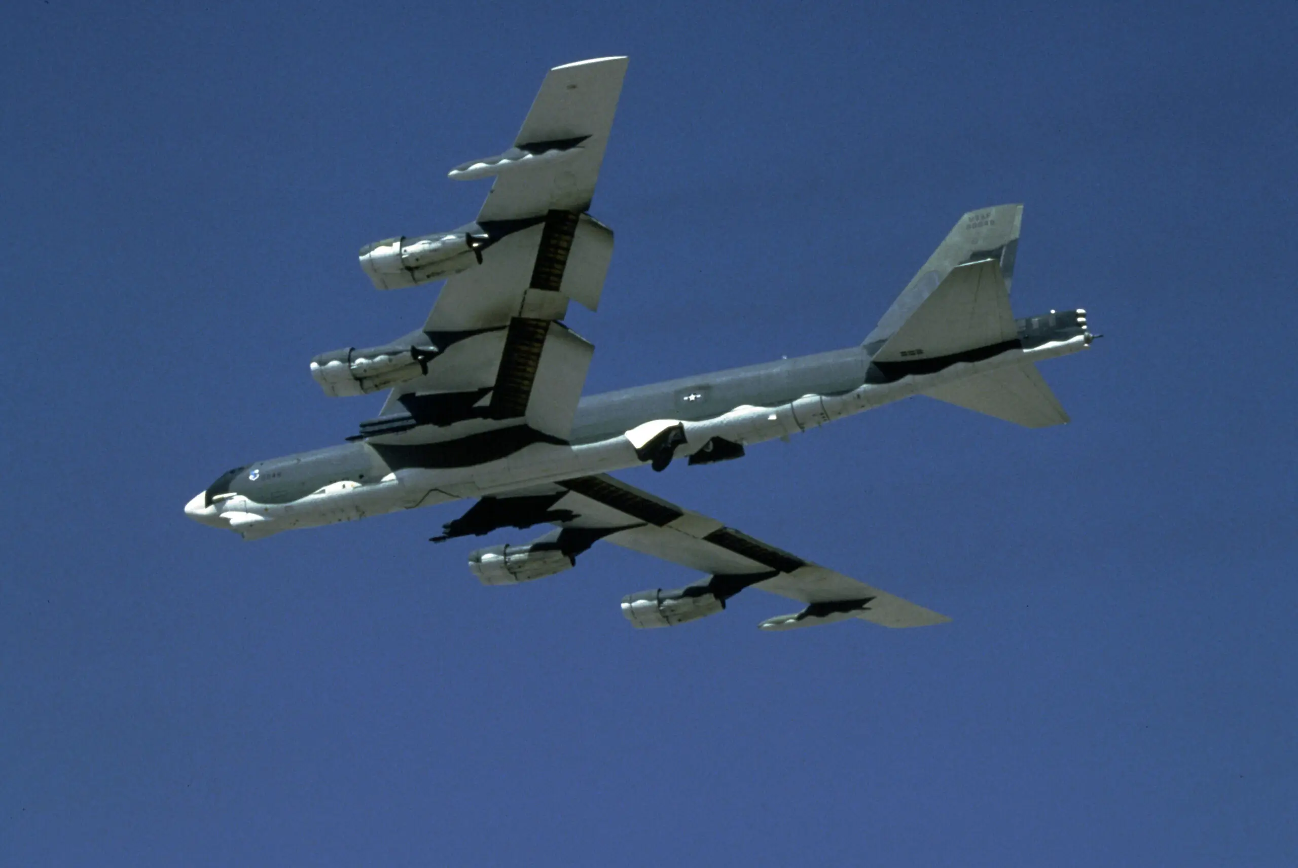 Американські розробники інтегрували ракети AGM-158 у винищувачі B-52H ...