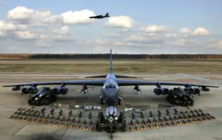Американські розробники інтегрували ракети AGM-158 у винищувачі B-52H ...