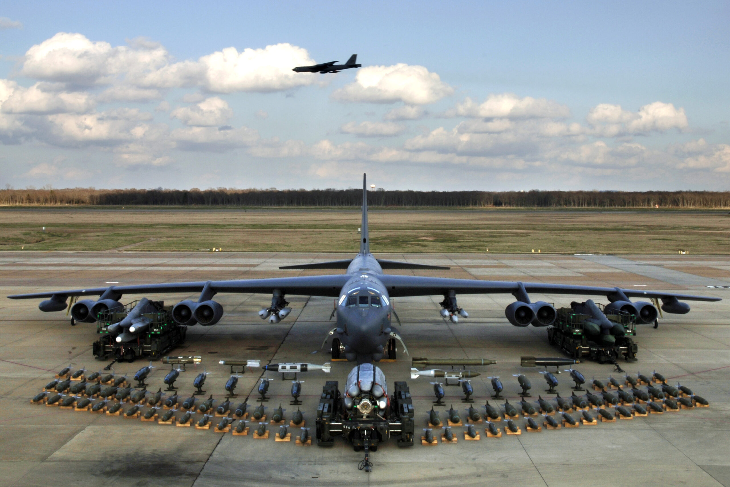 Американські розробники інтегрували ракети AGM-158 у винищувачі B-52H ...